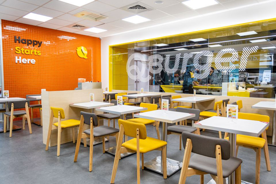 Q Burger全台首間概念店在新北三重！瑞士咖啡機、智能取餐櫃和網美裝潢打造旗艦感｜518職場熊報