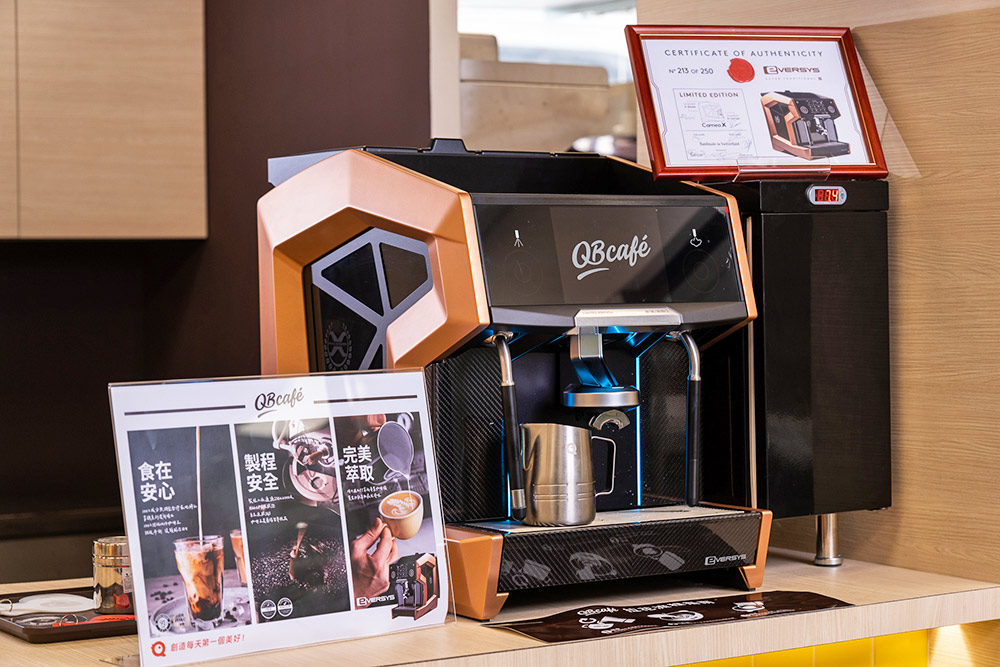 Q Burger全台首間概念店在新北三重！瑞士咖啡機、智能取餐櫃和網美裝潢打造旗艦感｜518職場熊報