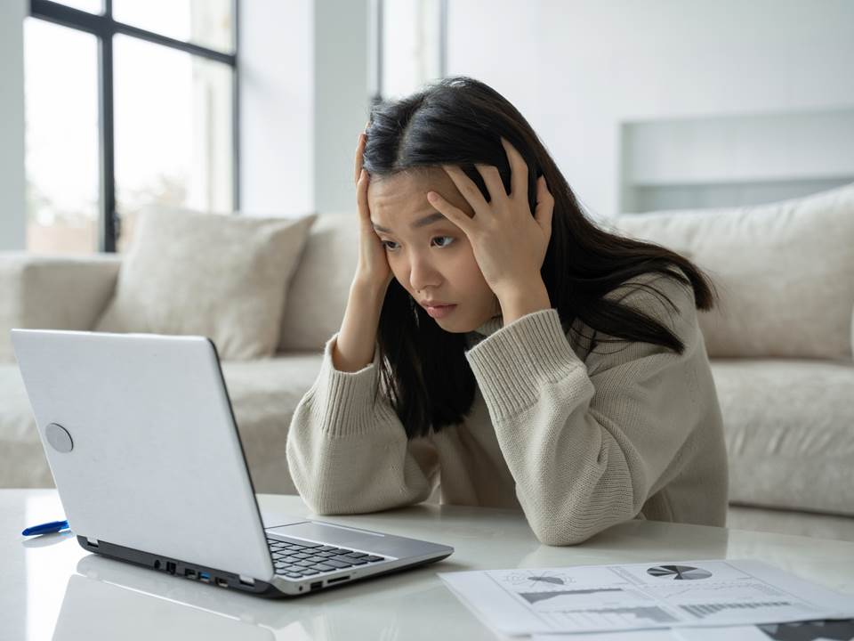 整天沒滑手機就焦慮？同事邀約也不敢拒絕？4招幫你有效甩掉生活焦慮症狀｜518職場熊報